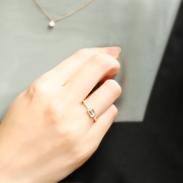 ダイヤモンド リング 0.5ct H VVS2 エメラルドカット 脇石0.13ct(Total) 18金 中央宝石研究所 鑑定書付 【R】｜ダイヤモンドネックレス・ダイヤピアス【エメット ...