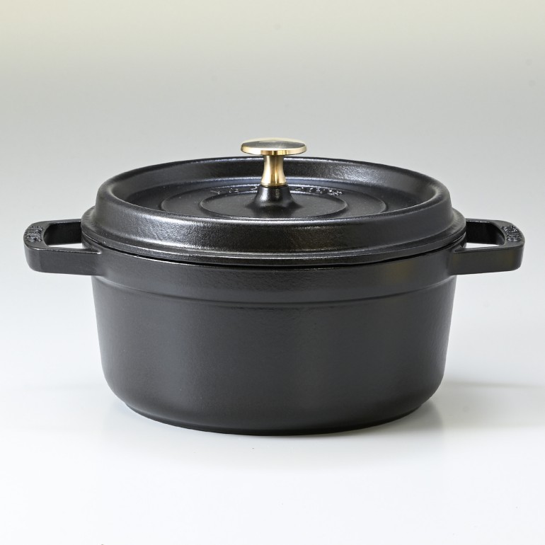 ストウブ staub ピコ ココット ラウンド 22cm 鋳物 ホーロー 鍋 なべ 調理器具 キッチン用品 ブラック 2.6L 1102225 (40509-305-0) 名入れ可有料 ...