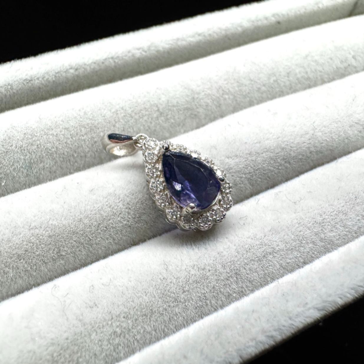 宝石質アイオライト SV925 ペンダントトップ ドロップ｜Arancia Stone アランシアストーン公式通販