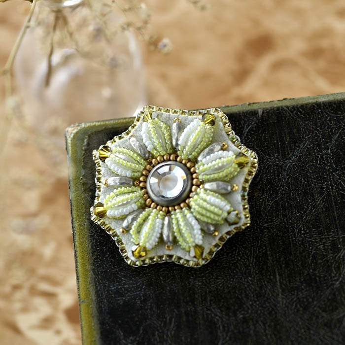 ラジアルブローチ（黄緑） 【作家：松本麻紀子(Seed Beaders)】 | アイテムで探す,アクセサリーキット,ブローチ,フェミニン・エレガント | BeadsMania