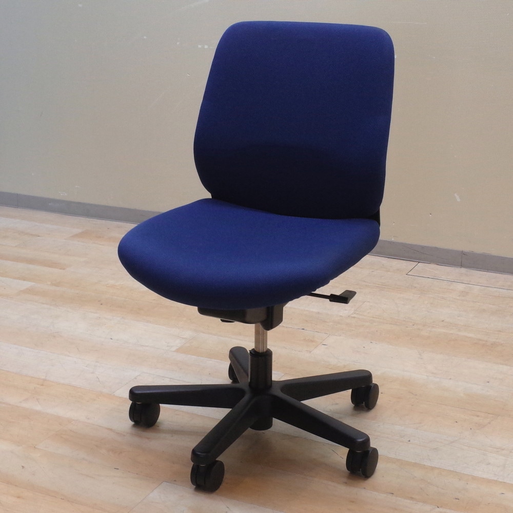 ITOKI イトーキ トルテチェア KZ-140GB-T1N4 オフィスチェア 肘無 ブルー 事務椅子 ローバック 布張 コンパクト KK12837 中古オフィス家具 配送サイズ200