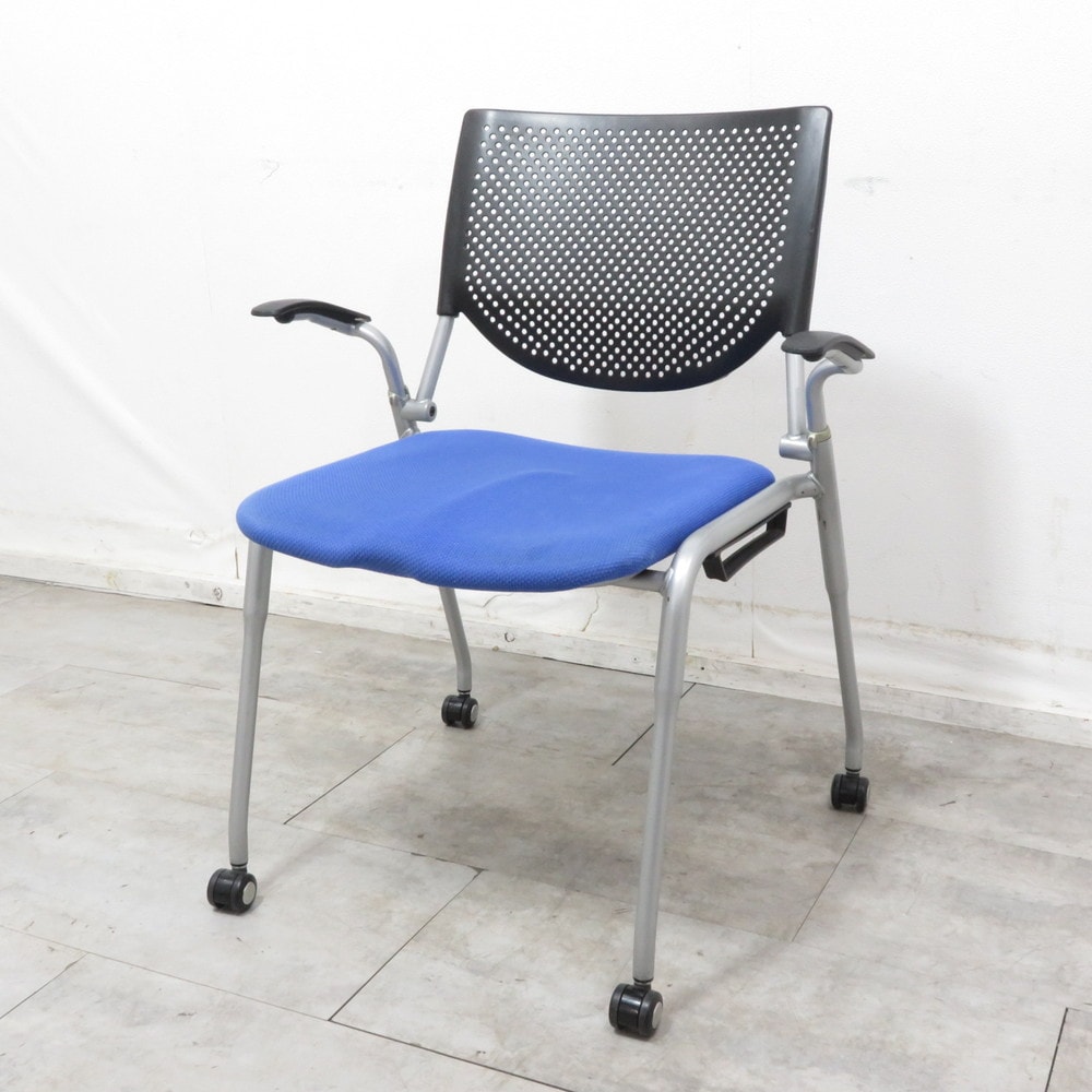 オカムラ プロスタック Prostack 8139ZA 肘付きスタッキングチェア ブルー 会議椅子 肘付き ミーティングチェア 収納 重ね収納 YH12876-1 中古オフィス家具 配送サイズ220