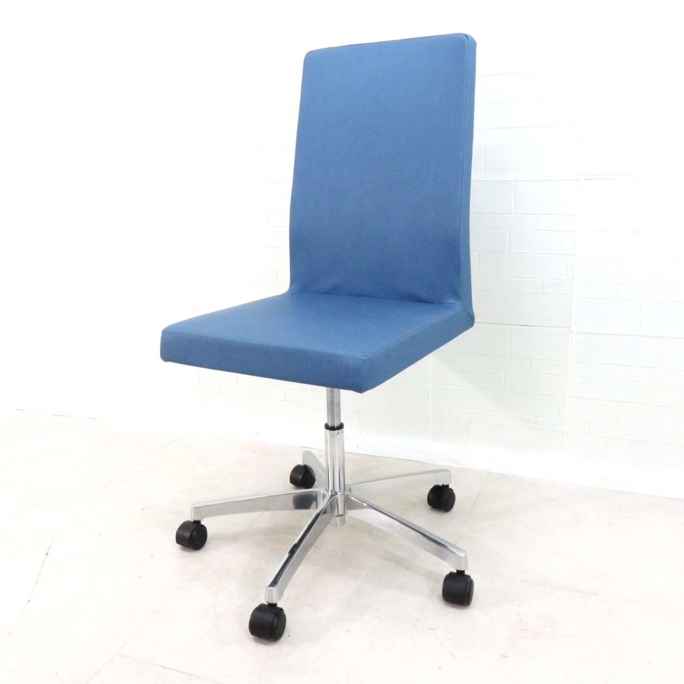 QUON ミーティングチェア ブルー 肘無し 会議椅子 セミナー 講演 キャスター シンプル 上下昇降 デスクチェア パソコンチェア PC 上下昇降 キャスター 青 YH14047 中古 ...