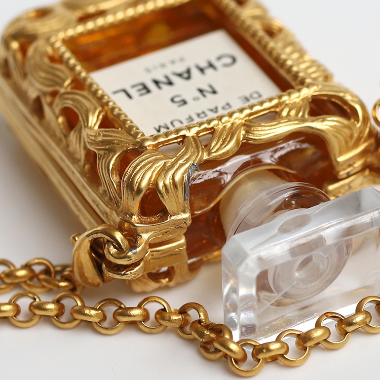 【VINTAGE】CHANEL No.5 Perfume Bottle Necklace | VINTAGE | MATILDE