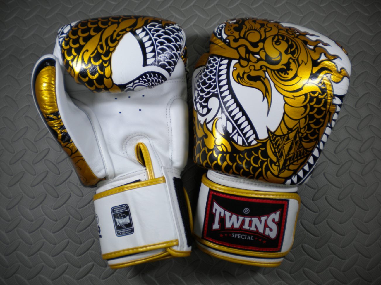 オンスグローブ（ツインズ）ナガス【白／金】 | グローブ,ツインズ【ナガス】 | | ムエタイショップ TEAM DEVIL666