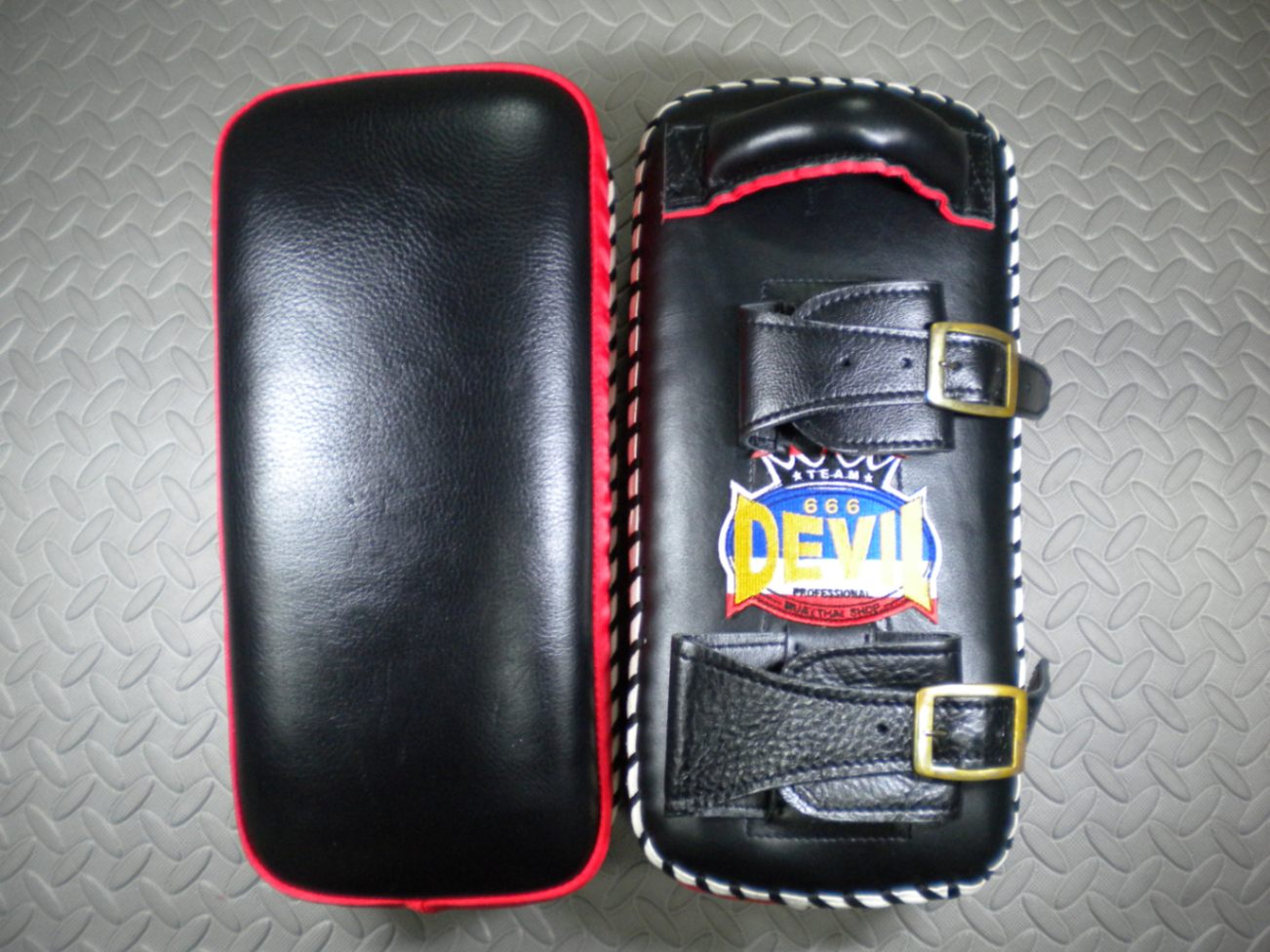 キックミット（Dスペシャル）ベルト式【Mサイズ】 | ミット,キックミット | | ムエタイショップ TEAM DEVIL666