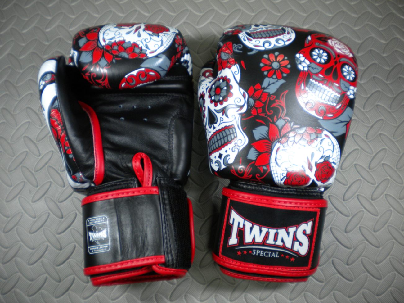 オンスグローブ （ツインズ） ガイコツ 【レッド】 | グローブ,ツインズ【ガイコツ】 | | ムエタイショップ TEAM DEVIL666