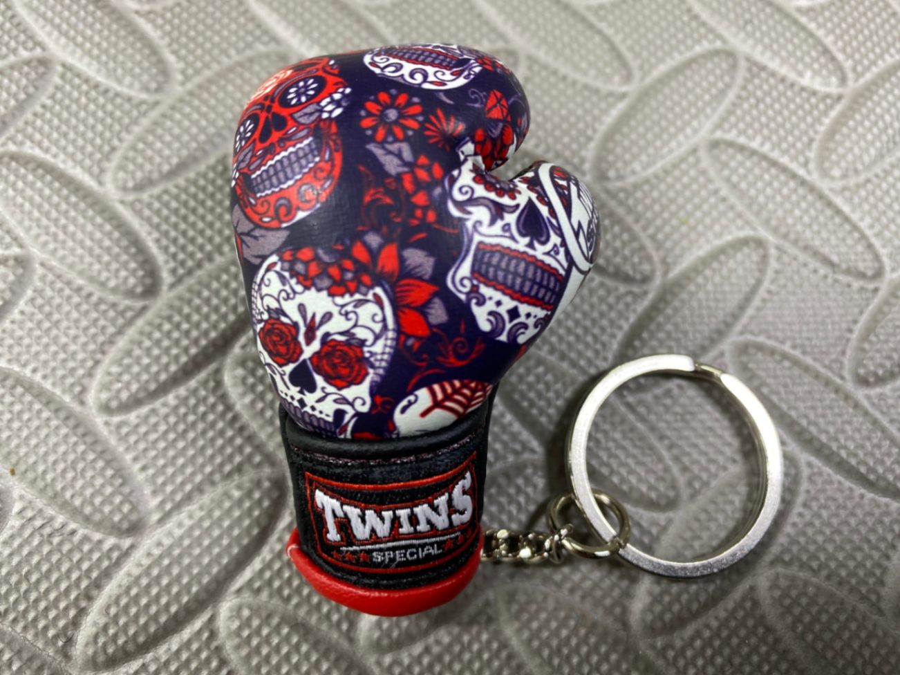 グローブキーホルダー（ツインズ）ガイコツ【赤】 | キーホルダー＆ストラップ,グローブ （ツインズ） | | ムエタイショップ TEAM ...