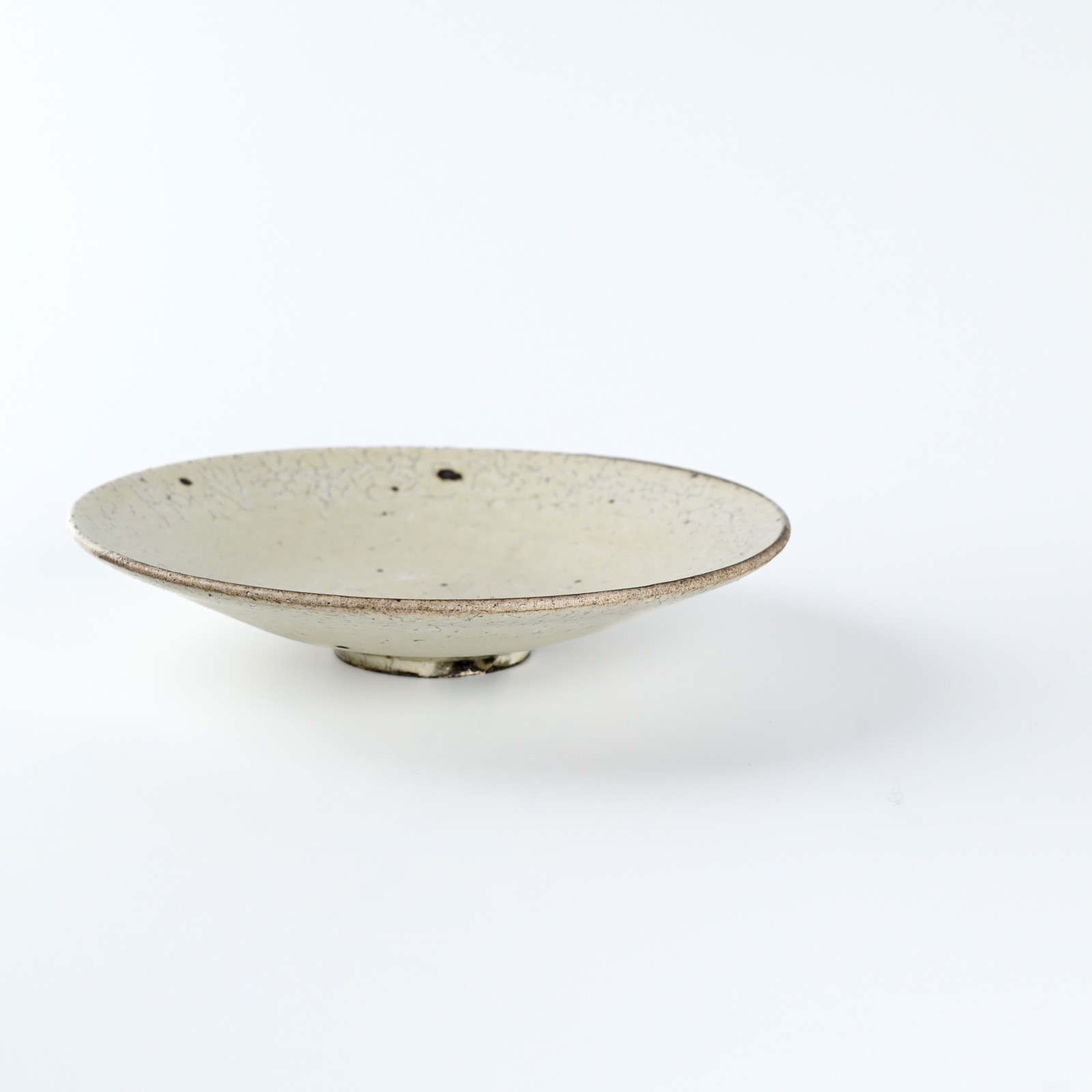 下村淳 / 5.5寸皿 粉引 ルチル釉 | 作り手,下村淳 | 和食器通販 eyl utsuwa(エイル ウツワ)