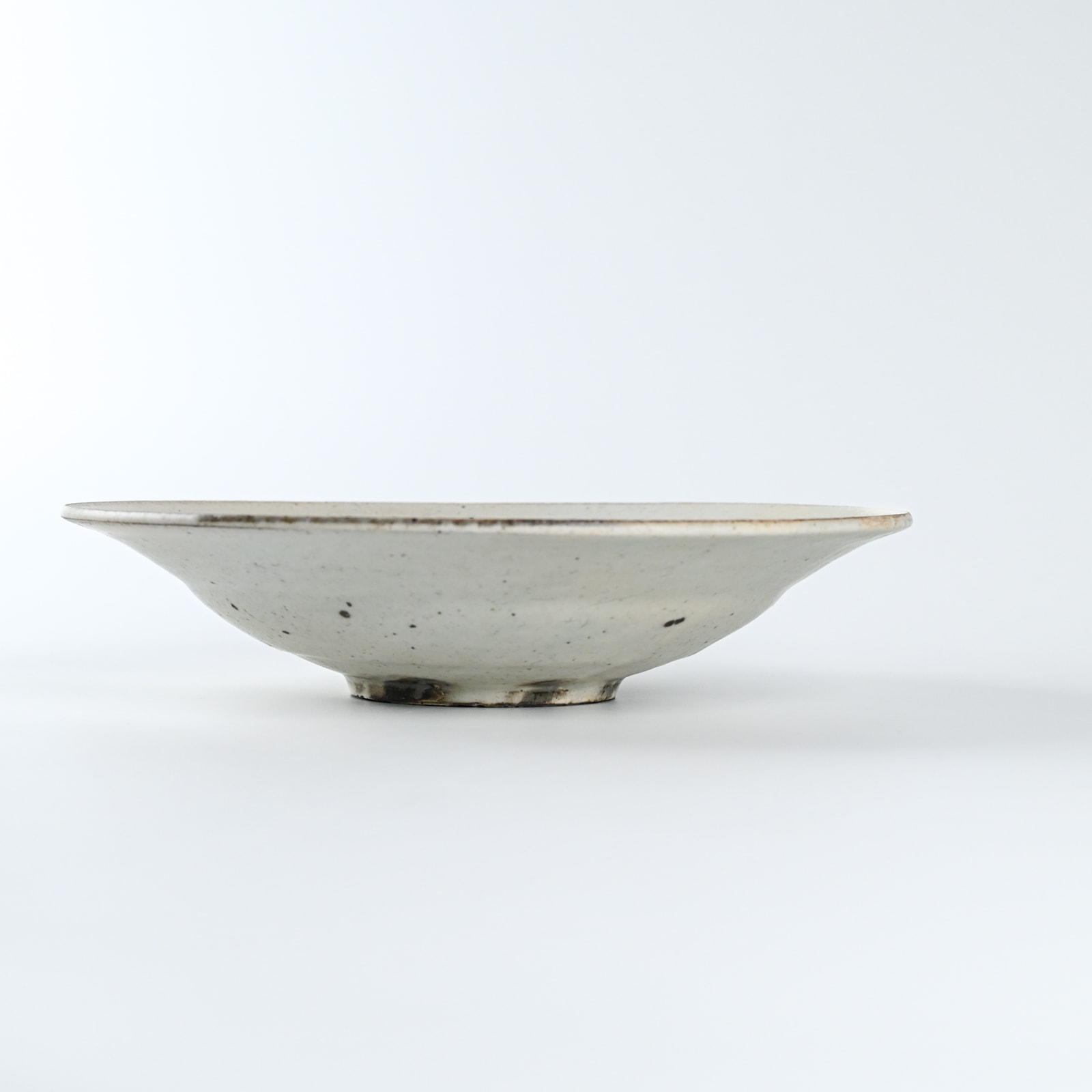 下村淳 / 7.5寸リム皿 粉引 しっとり白 | 作り手,下村淳 | 和食器通販 eyl utsuwa(エイル ウツワ)