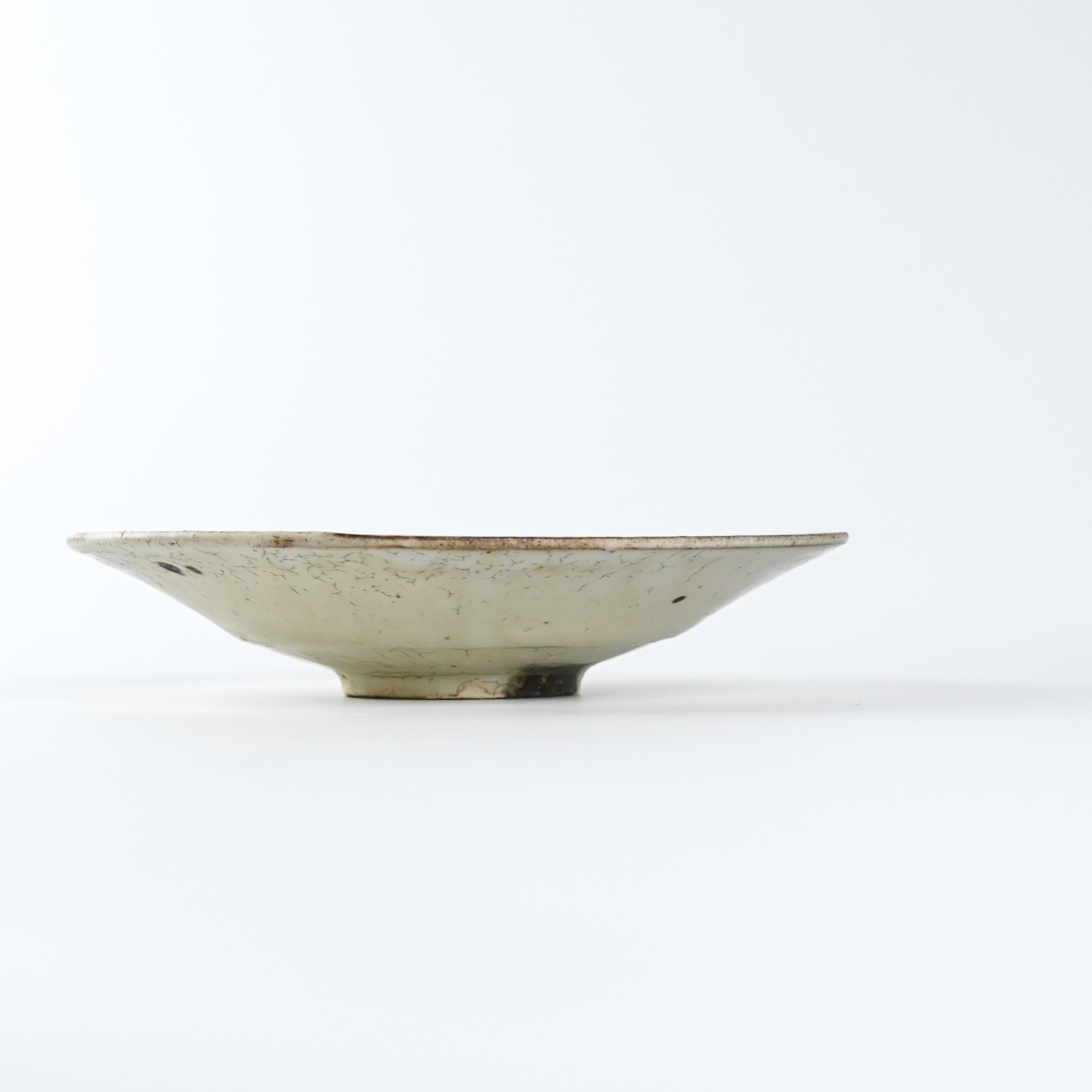 下村淳 / 口作り5.5寸皿 粉引 ルチル釉 | 作り手,下村淳 | 和食器通販 eyl utsuwa(エイル ウツワ)