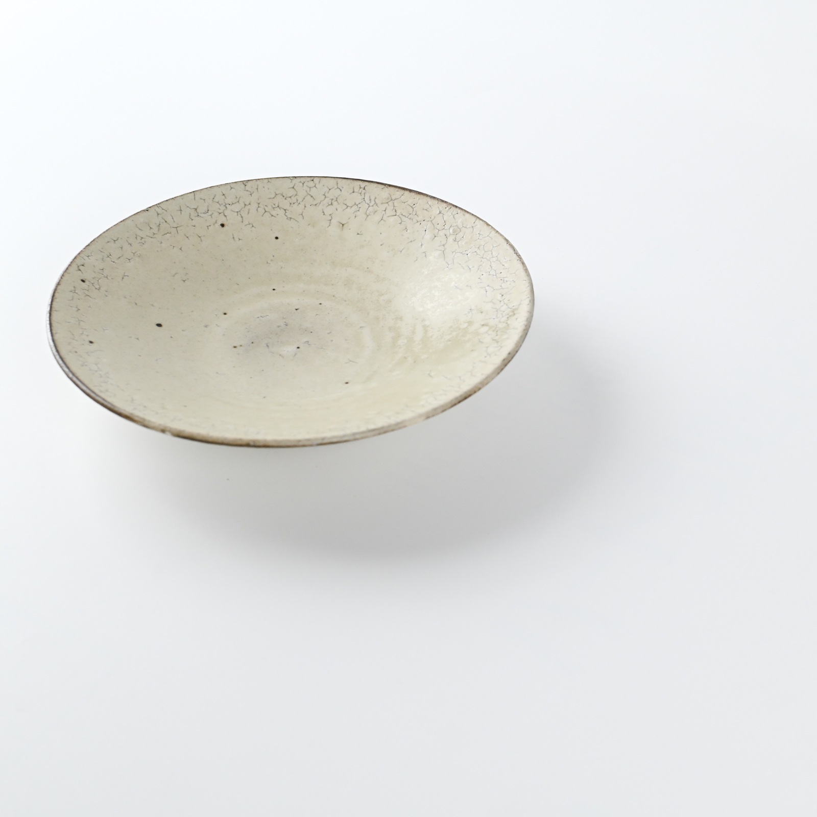 下村淳 / 口作り5.5寸皿 粉引 ルチル釉 | 作り手,下村淳 | 和食器通販 eyl utsuwa(エイル ウツワ)