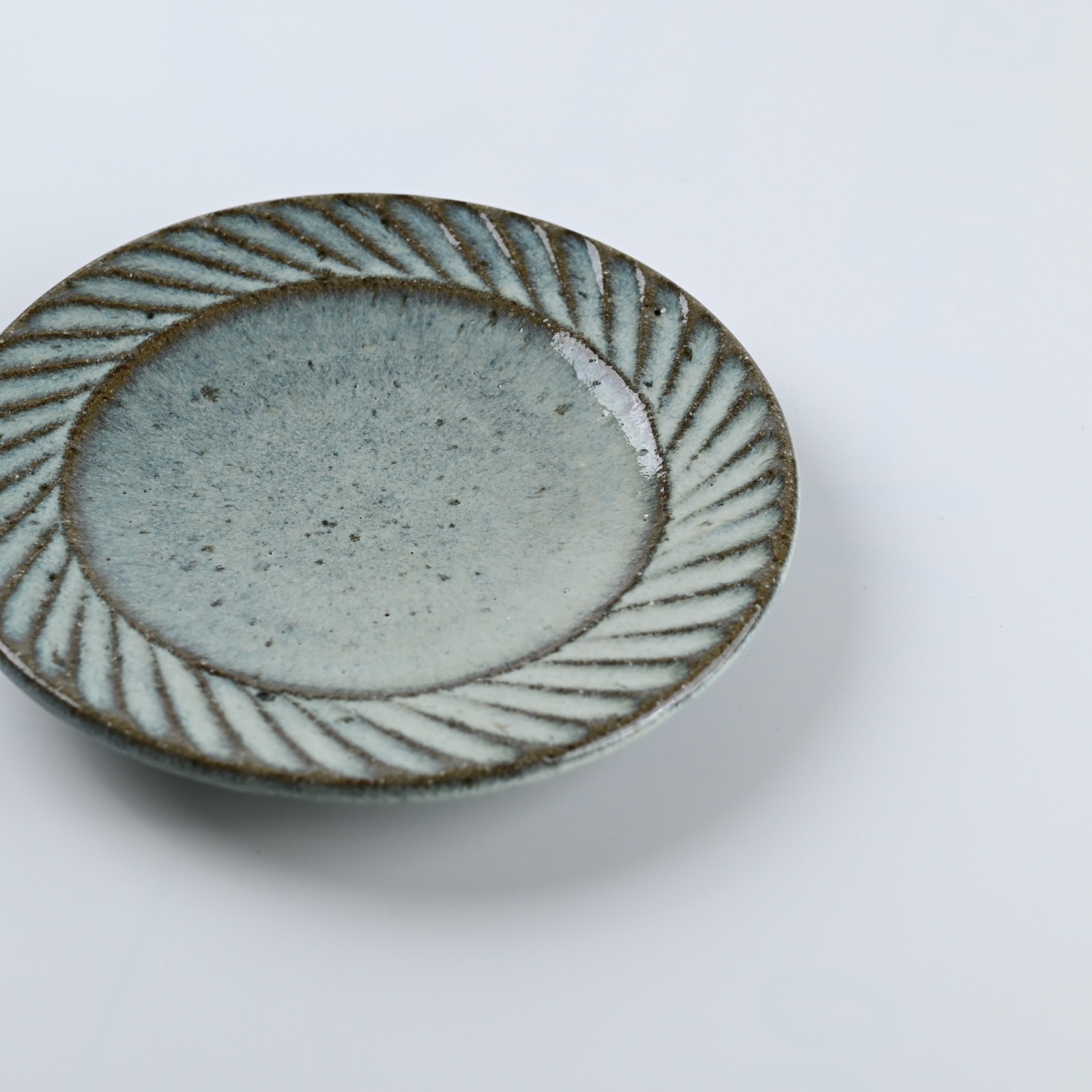 工房つちみ / 5寸リム平皿 しのぎ green | 作り手,工房つちみ | 和食器通販 eyl utsuwa(エイル ウツワ)