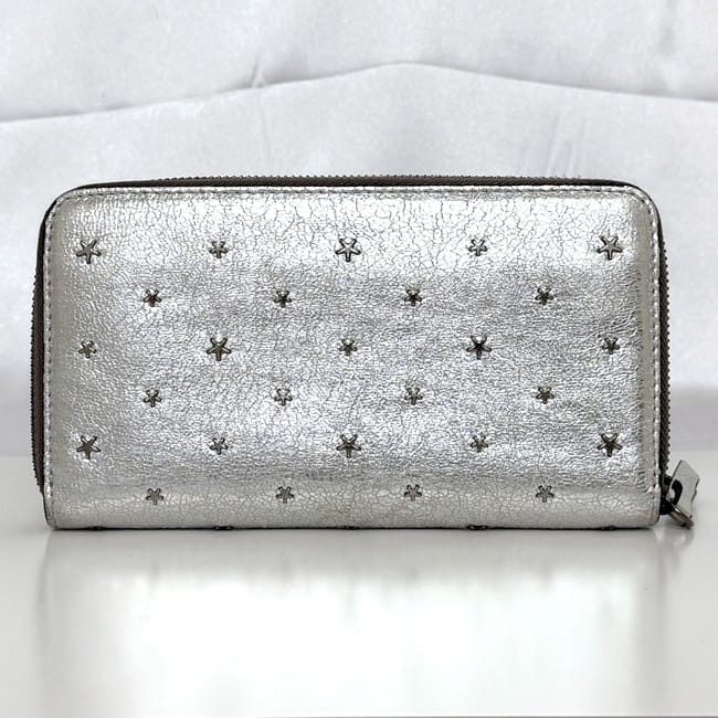 ジミーチュウ ラウンドファスナー 長財布 ec-23035 シルバー 美品 財布 レザー スタッズ 中古 JIMMY CHOO 星 ファスナー メタリック シンプル 定番 人気 女性 レディース 革 小物 お洒落 スター ロング ウォレット 星柄 エレガント 上品 ブランド 本物 鑑定済み ジミーチュウ ラウンドファスナー 長財布 ec-23035 シルバー 美品 財布