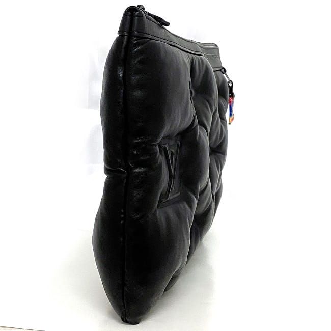 ルイ ヴィトン クラッチバッグ ポシェット A4 ブラック 2054 M68775 美品 パファーバッグ レザー 中古 UB4179 LOUIS VUITTON ファスナー レア ロゴ ハンドバッグ チャーム 黒 人気 レインボー チャーム付 シンプル お洒落 高級感 上品 ブランド 本物 鑑定済み ルイ ヴィトン クラッチバッグ ポシェット A4 ブラック 2054 M68775 美