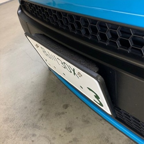 THREEHUNDRED ABARTH マットカーボンナンバープレートブラケット(S3/S4)｜ラテン車の雑貨とパーツ通販 FLATOUT