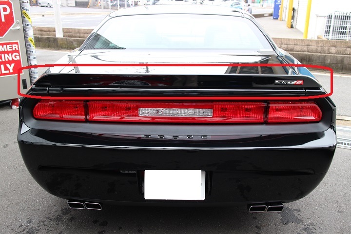 08y－ ダッジ チャレンジャー 純正 リアスポイラー 【未塗装ブラック/SRT8エンブレム付き】｜ダッジ・ジープ・クライスラ- アメ車の専門 ...