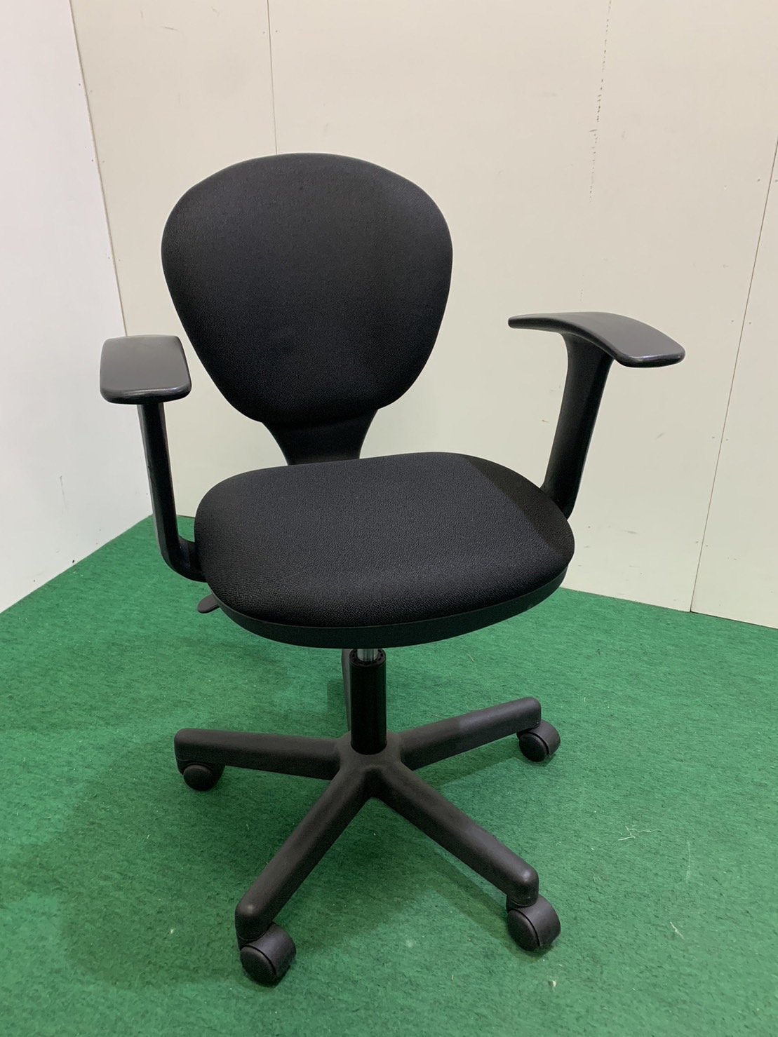 メーカー不明 OAチェア 肘付き W550×D490×H760～880 SH410～510