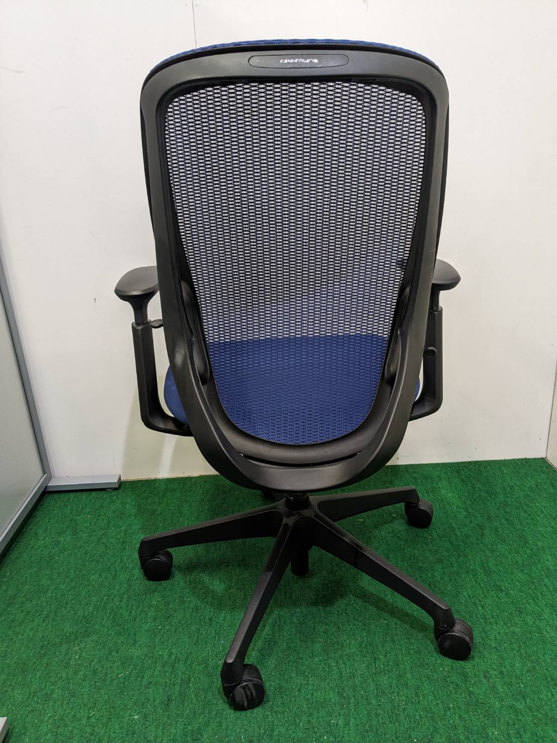 okamura製 シルフィ メッシュチェア ひじ掛け付き ミディアムブルー C686XR FMP3 W650×D580× H960～1060 SH420～520