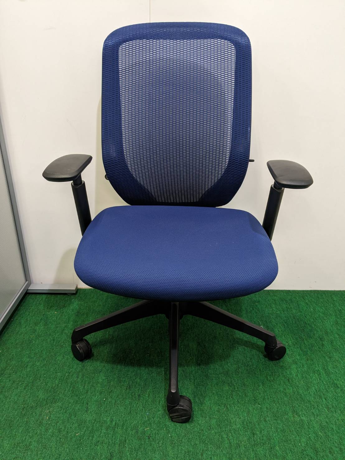 okamura製 シルフィ メッシュチェア ひじ掛け付き ミディアムブルー C686XR FMP3 W650×D580× H960～1060 SH420～520