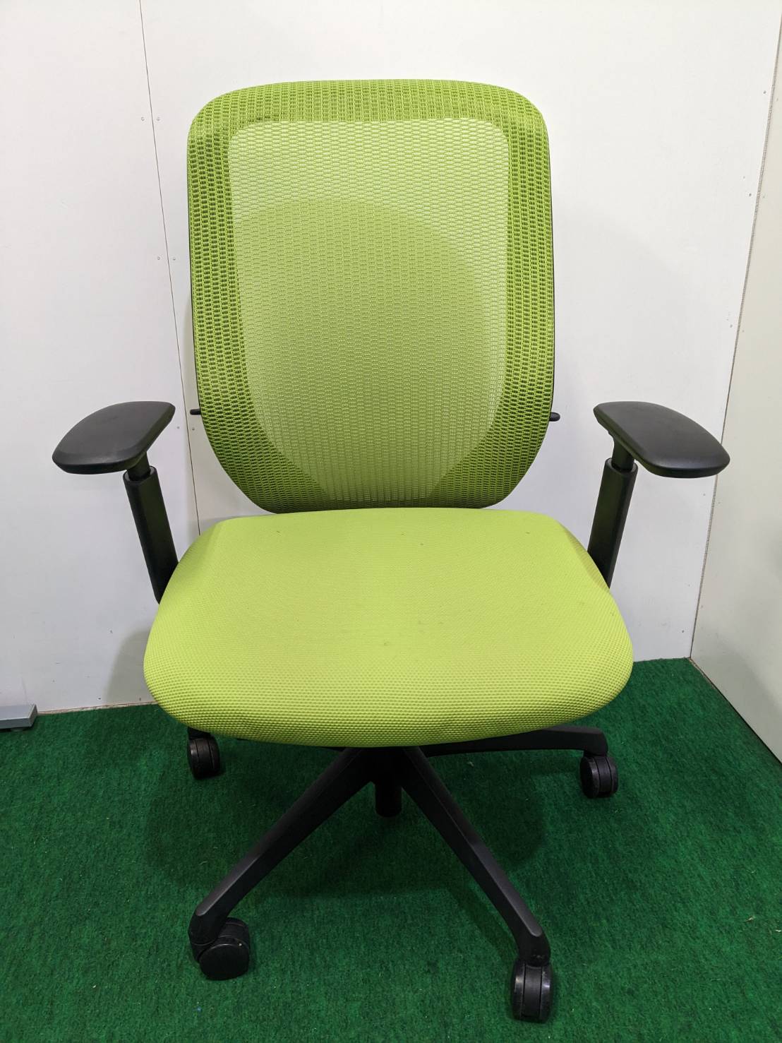 訳アリ okamura製 シルフィ メッシュチェア ひじ掛け付き ライムグリーン C685XR FMP5 W650×D580× H960～1060 SH420～520