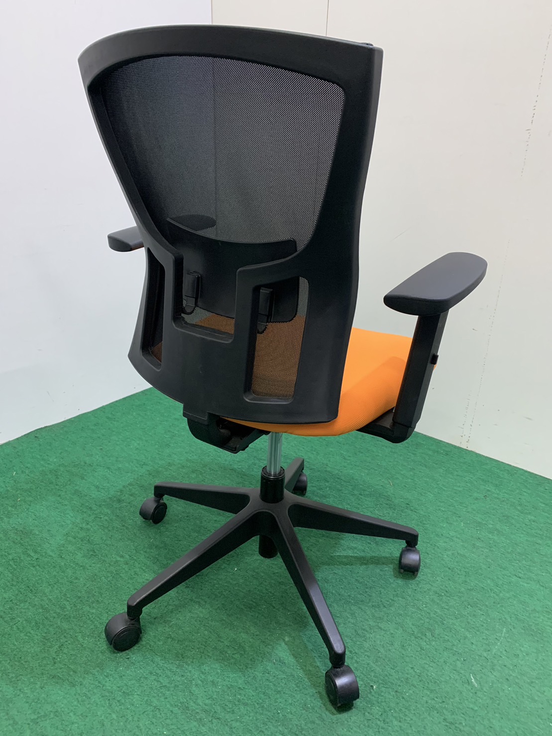 ITOKI製 OAメッシュチェア 座面オレンジ W615×D590×H890～980 SH410～500