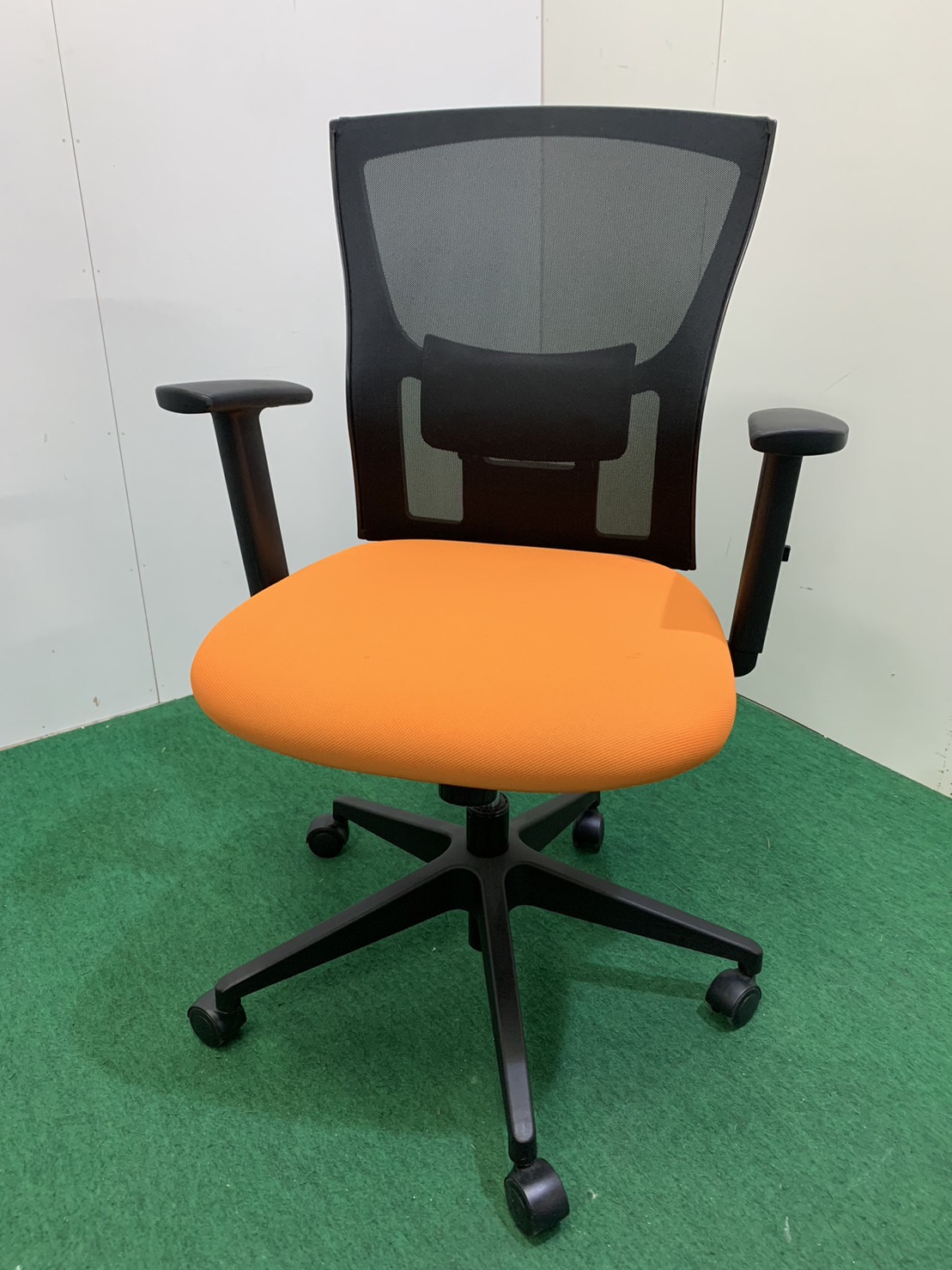 ITOKI製 OAメッシュチェア 座面オレンジ W615×D590×H890～980 SH410～500