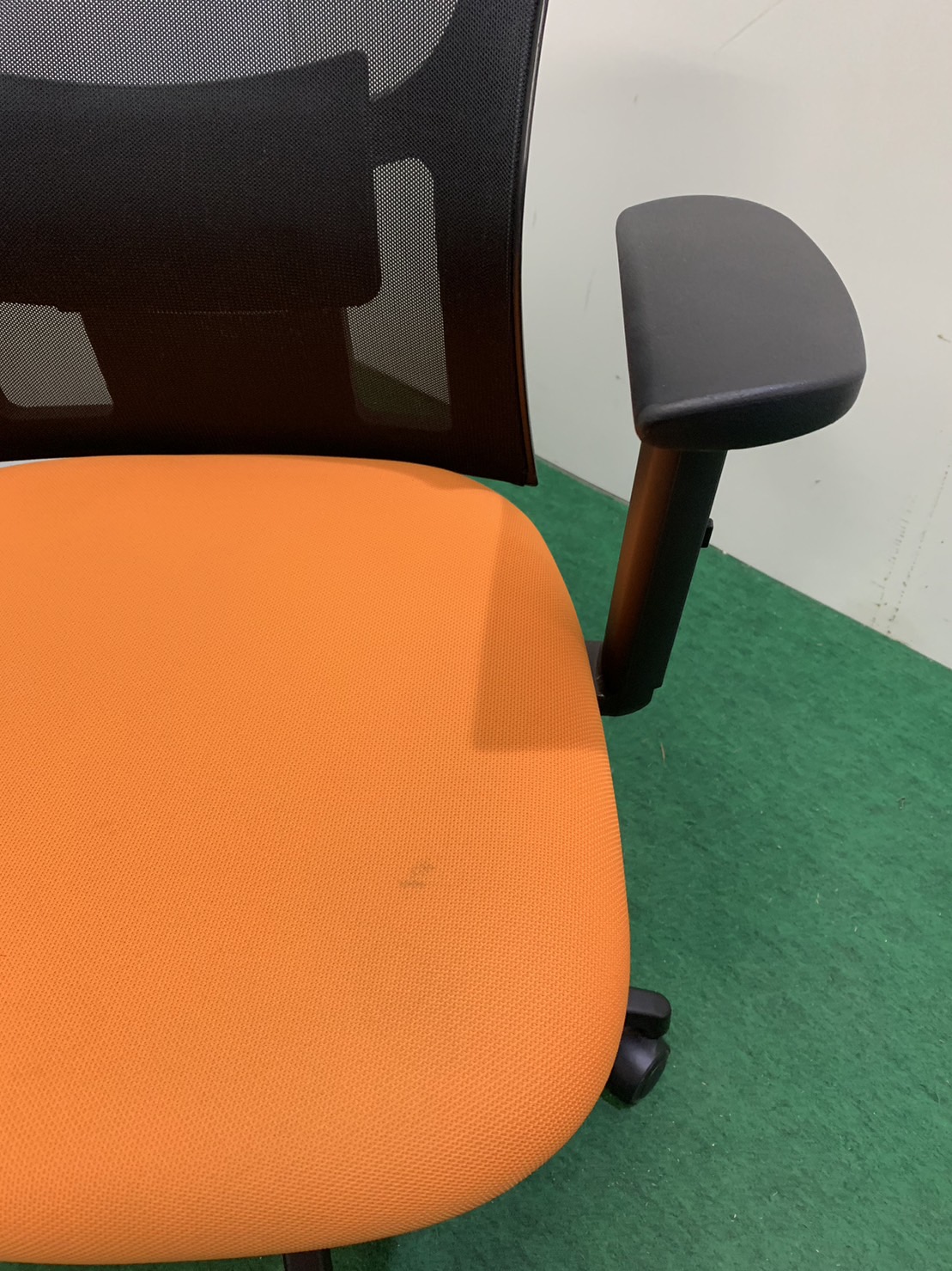 ITOKI製 OAメッシュチェア 座面オレンジ W615×D590×H890～980 SH410～500