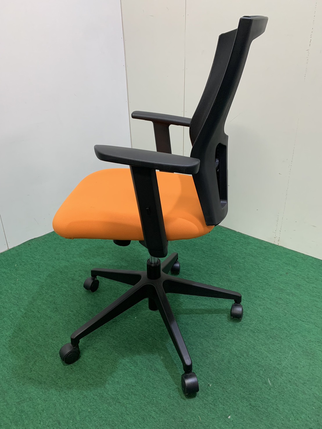 ITOKI製 OAメッシュチェア 座面オレンジ W615×D590×H890～980 SH410～500