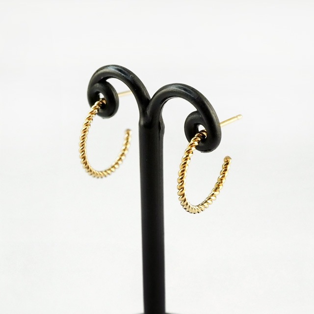 02C0165GFE 14KGF製フープピアス ツイスト 直径12.0mm幅1.2mmポスト線径0.74mm 1ペア - 卸シルバーチェーン・アクセサリーパーツ（業者様専用）｜北欧産業