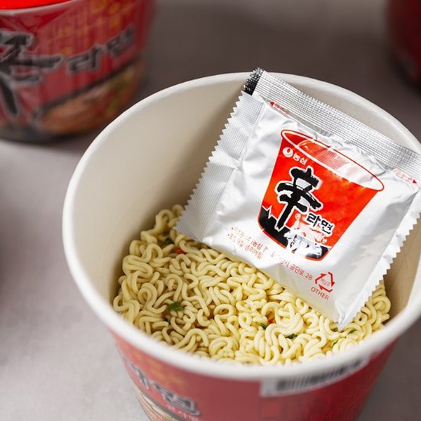 [農心] 辛ラーメン カップ麺 / 1BOX(小・65g×24個入） カップラーメン ノンシム 韓国らーめん 日本語版 | 麺類/ラーメン/冷麺,カップ麺 | 韓国食品ならいいとこショップ