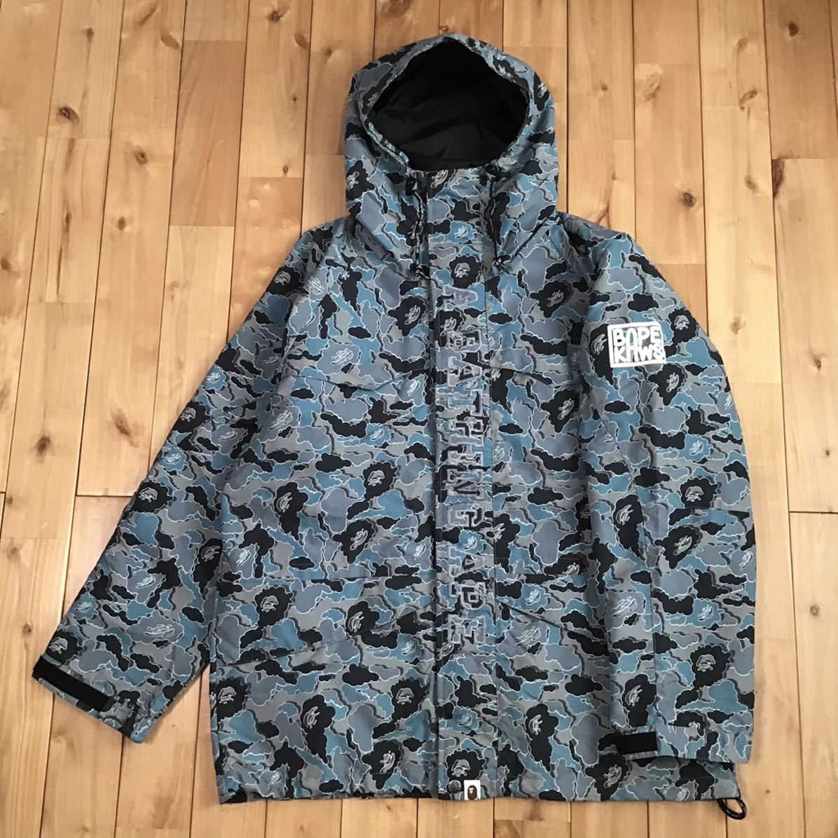 ★激レア★ KAWS × BAPE Cloud camo スノボジャケット Lサイズ a bathing ape BAPE hoodie ...