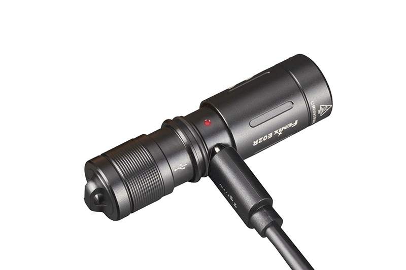 フェニックスライト/Fenix E02R XP-G2 S3 LED キーチェンフラッシュライト 明るさ最高200ルーメン 充電式 ...