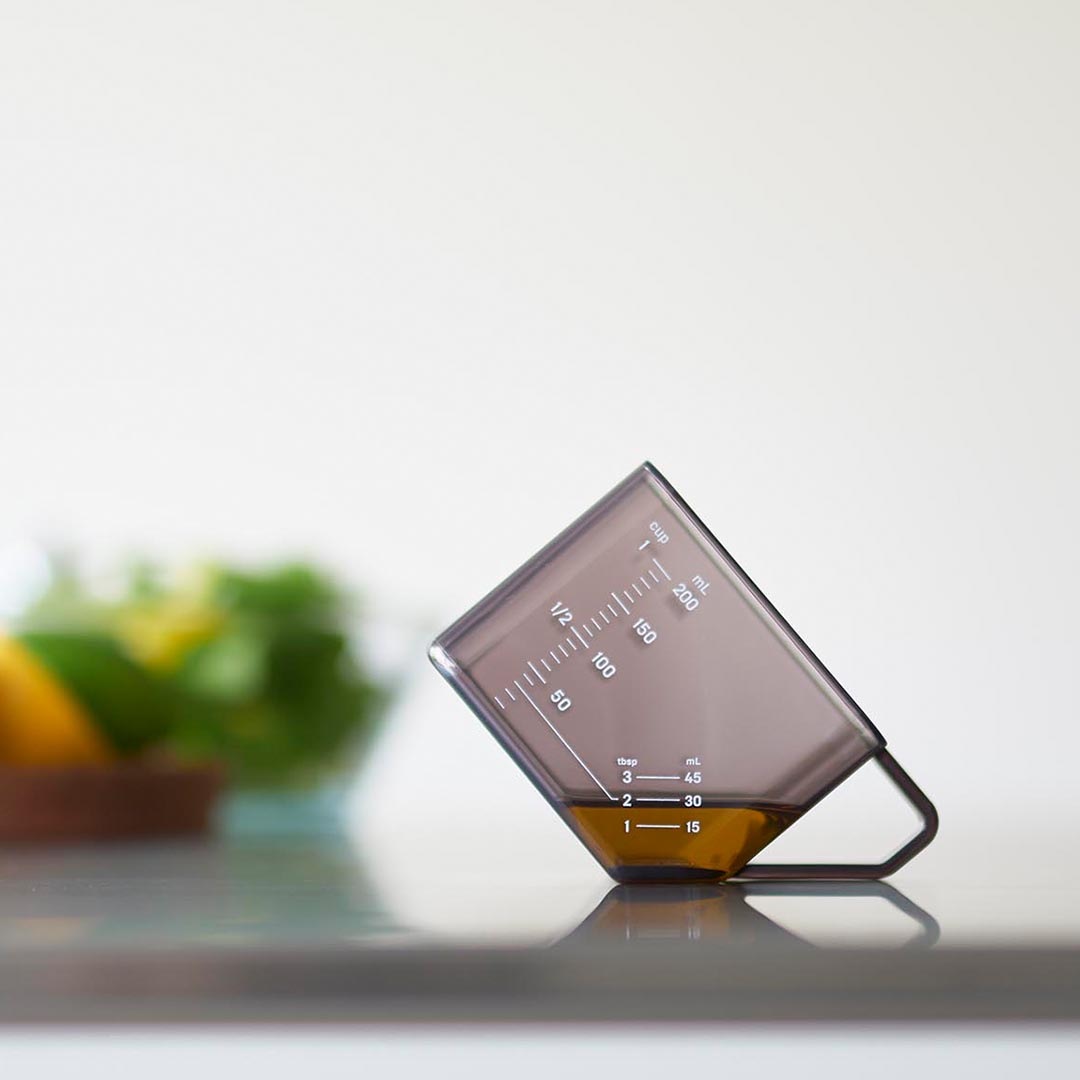 【お取り寄せ】 山崎実業 tower 大さじも量れる計量カップ ホワイト/ブラック 10143 10144|山崎実業,tower |北欧雑貨＆インテリアのオンラインショップ【KOZLIFE】