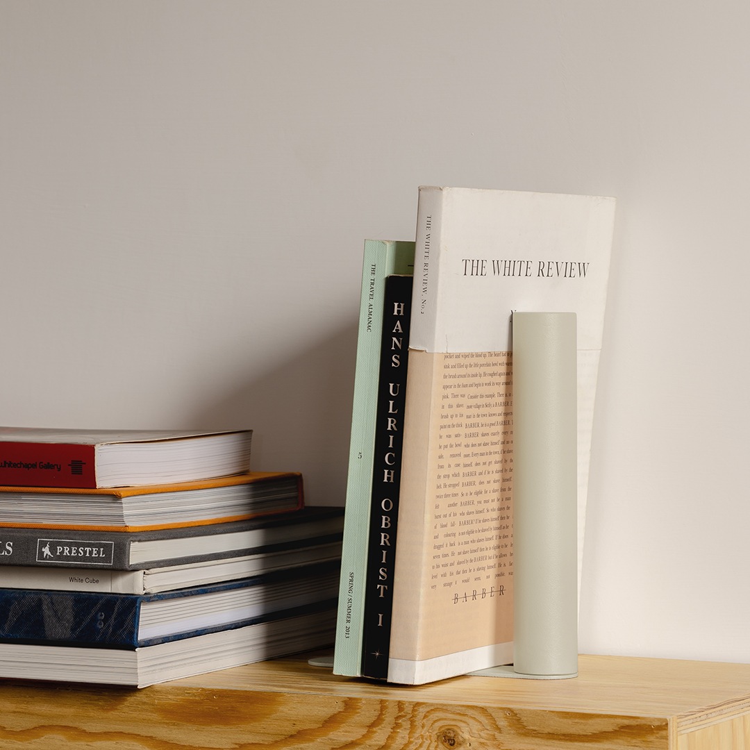 【お取り寄せ】esaila (エサイラ) Slim Bookend (スリム ブックエンド) ベージュ/ブラック/オリーブ/ライトイエロー/フロストブルー インテリア/本立て/日本正規代理店品 ...