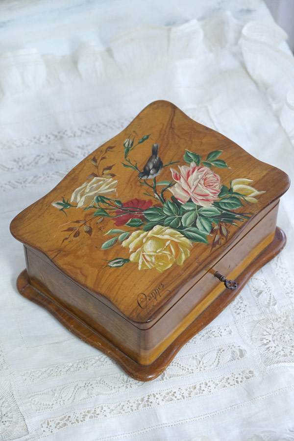モシュリンヌの薔薇と鳥のハンドペイントが美しいジュエリーボックスW21×D16×H9cm ga-998の通販｜こよなくアンティーク