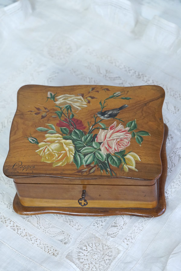 モシュリンヌの薔薇と鳥のハンドペイントが美しいジュエリーボックスW21×D16×H9cm ga-998の通販｜こよなくアンティーク