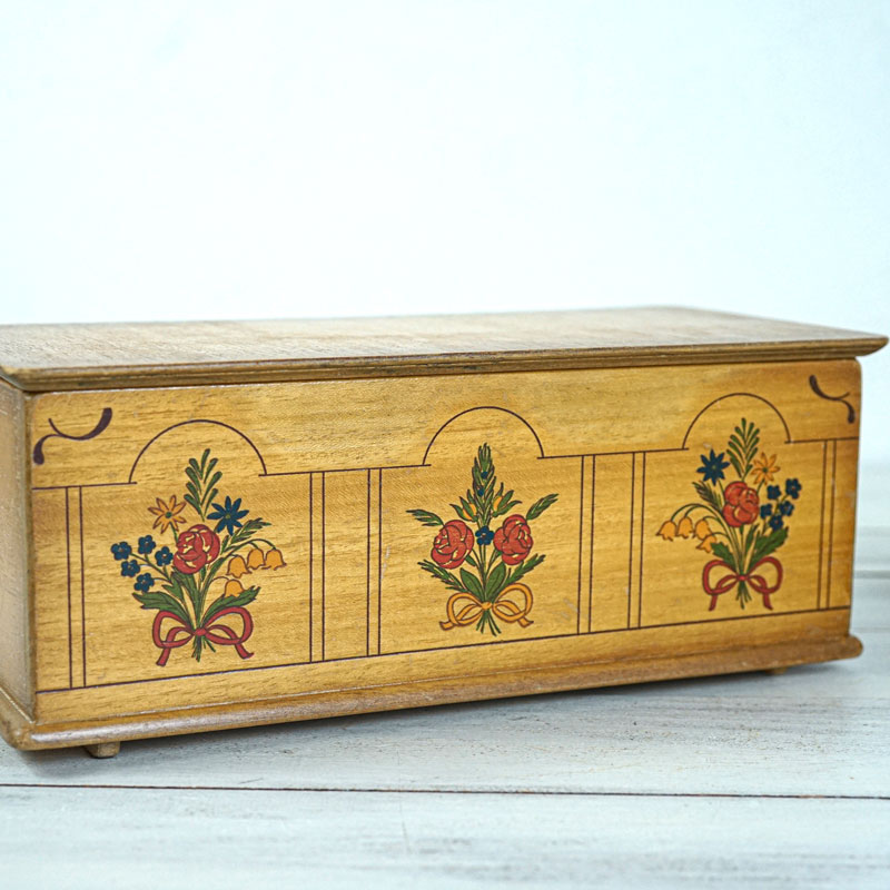 お花の型押と彩色が美しい美しいドール用リネン入兼ベンチ30.5×15×H12cm gk-598の通販｜こよなくアンティーク