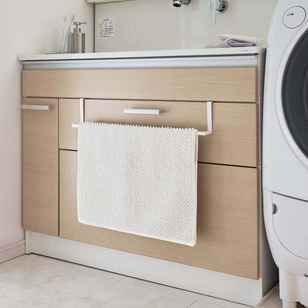 【tower】 洗面下引っ掛け伸縮バスマット＆タオルハンガー｜キッチン用品｜kurasso（クラッソ）