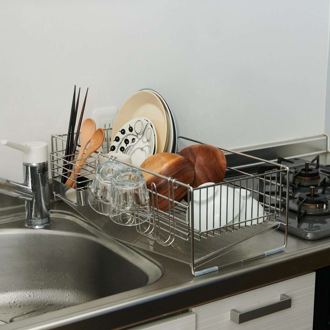 【下村企販】 アクリルトレーの水切り レギュラー｜キッチン用品,水切りかご・水切りラック・シンク用品,水切りかご・水切りラック｜kurasso（クラッソ）