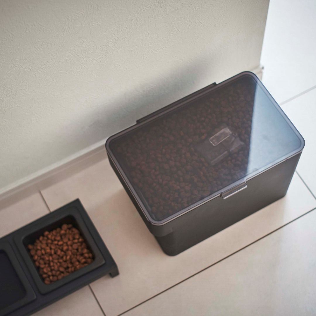 【tower】密閉ペットフードストッカー 3.5kg 計量カップ付｜リビング用品,ペット用品｜kurasso（クラッソ）