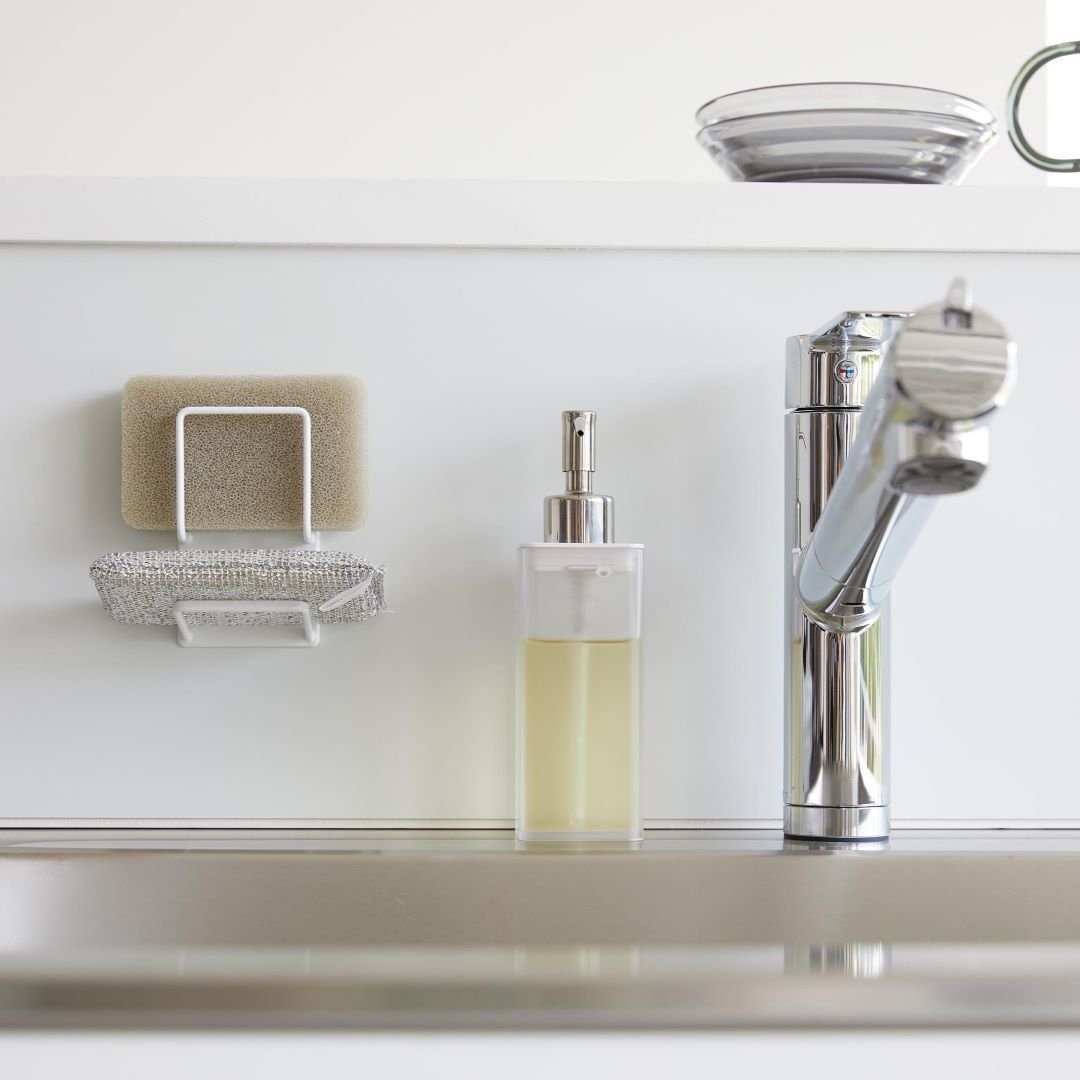 【tower】 マグネットスポンジホルダー ダブル｜キッチン用品,水切りかご・水切りラック・シンク用品,キッチンスポンジ・スポンジラック｜kurasso（クラッソ）