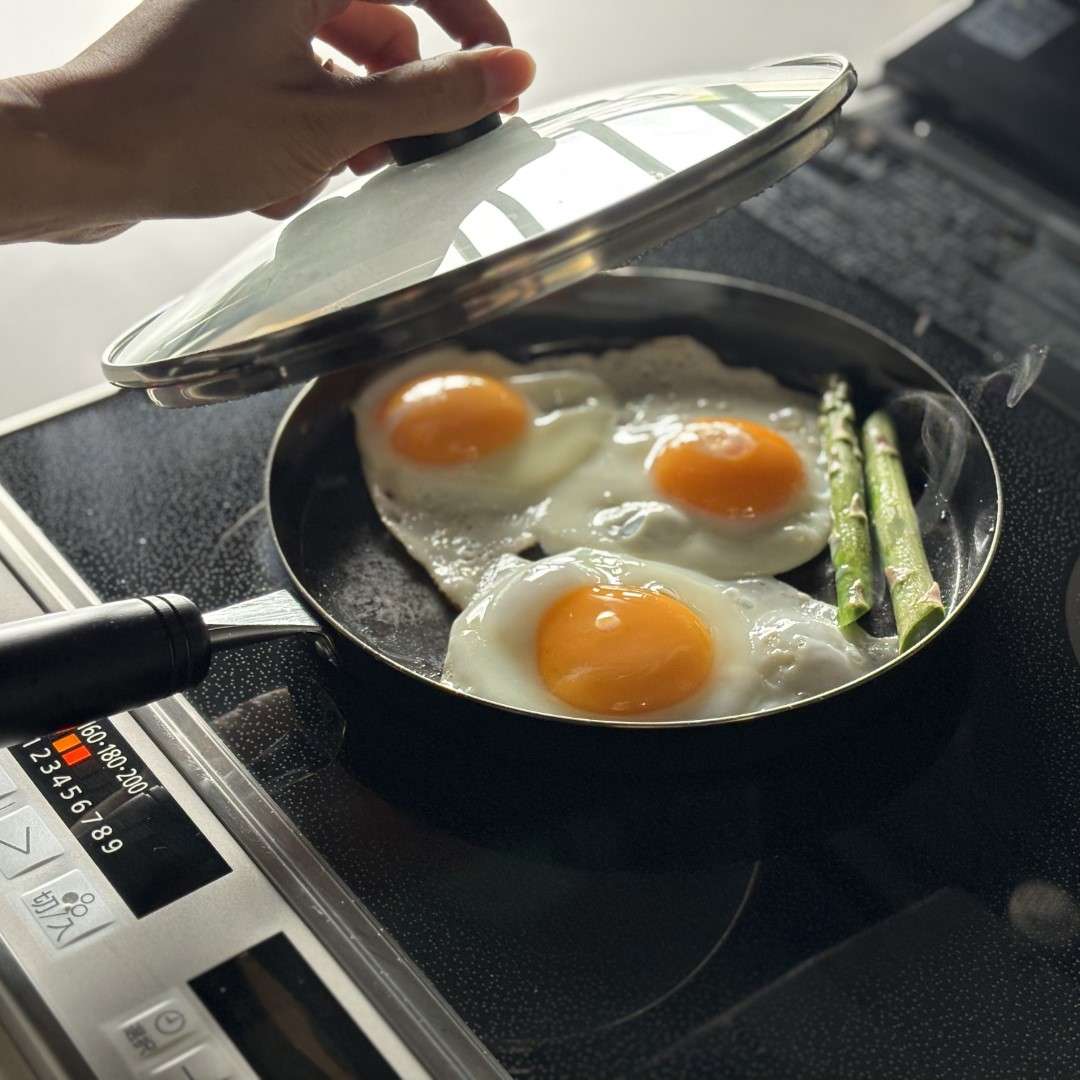 【bws SELECTION】 目玉焼きがおいしく焼ける鉄フライパン 蓋付｜キッチン用品,鍋・フライパン・やかん｜kurasso（クラッソ）