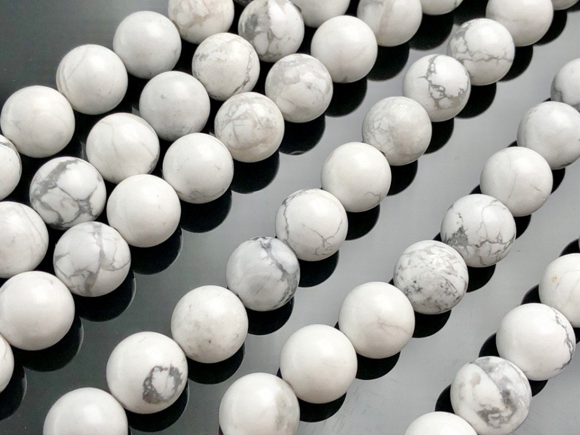 定番人気★ニュアンスのある白★天然石ビーズ/ハウライト（マグネサイト）/ラウンド/4mm/1連【天然石/パワーストーン】【アメリカツーソン ...