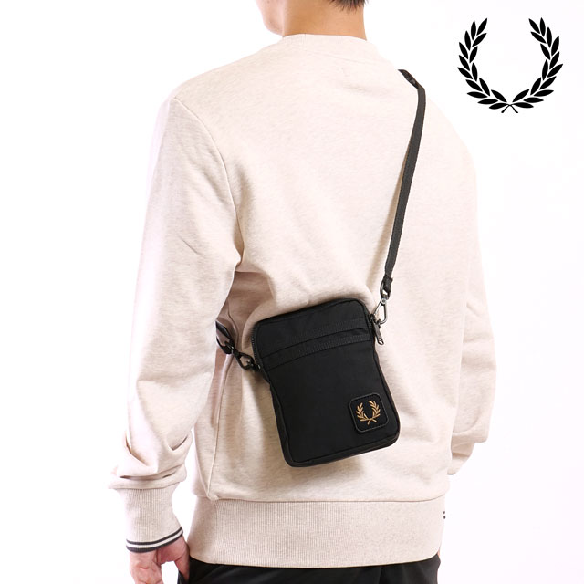 フレッドペリー FRED PERRY ナイロンバッジ スモールサイドバッグ