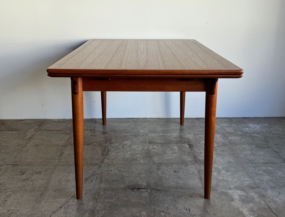 Dining table by Omann Jun