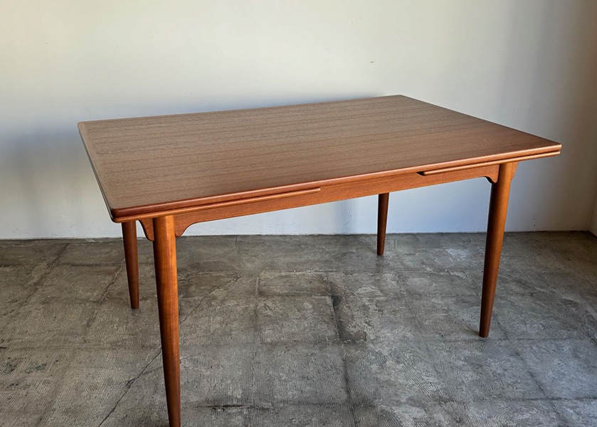 Dining table by Omann Jun