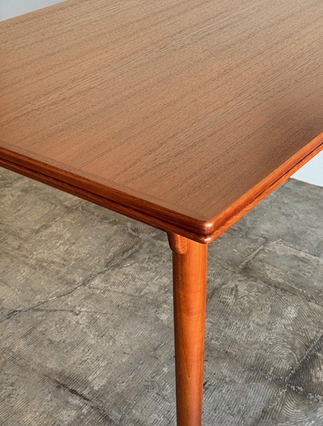 Dining table by Omann Jun