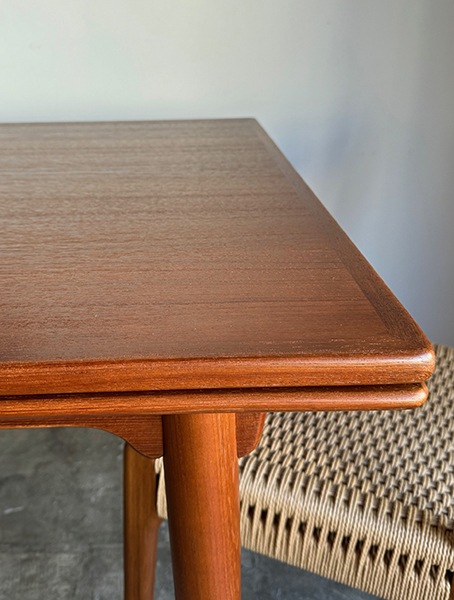 Dining table by Omann Jun