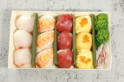 手まり寿司 12個入り (PW-200-M) | 竹の皮、木、紙、エコ容器の通販サイト【ECOパッケージプラザバンリ】